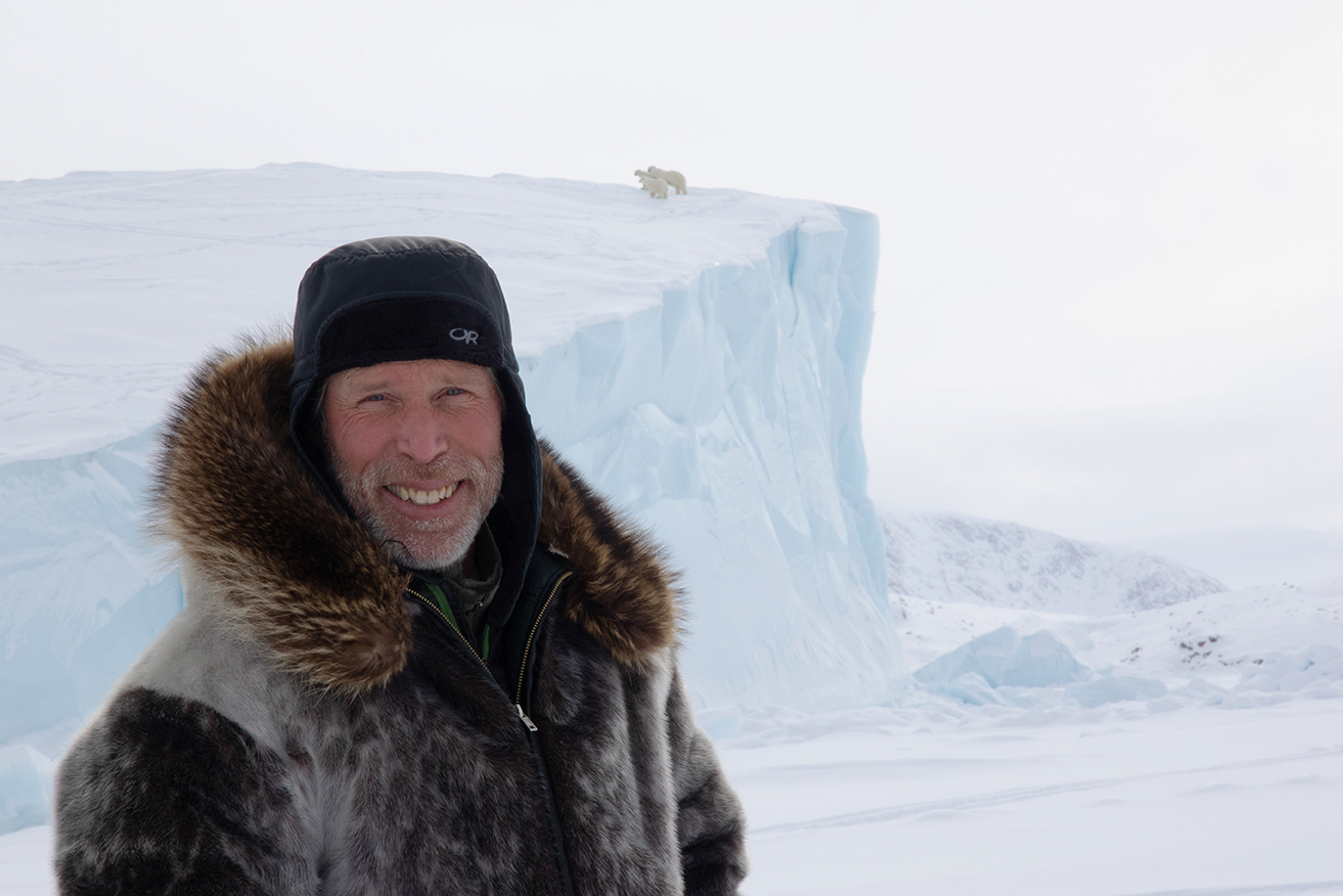 People & Polar Bear Photobombing - Arctic Kingdom